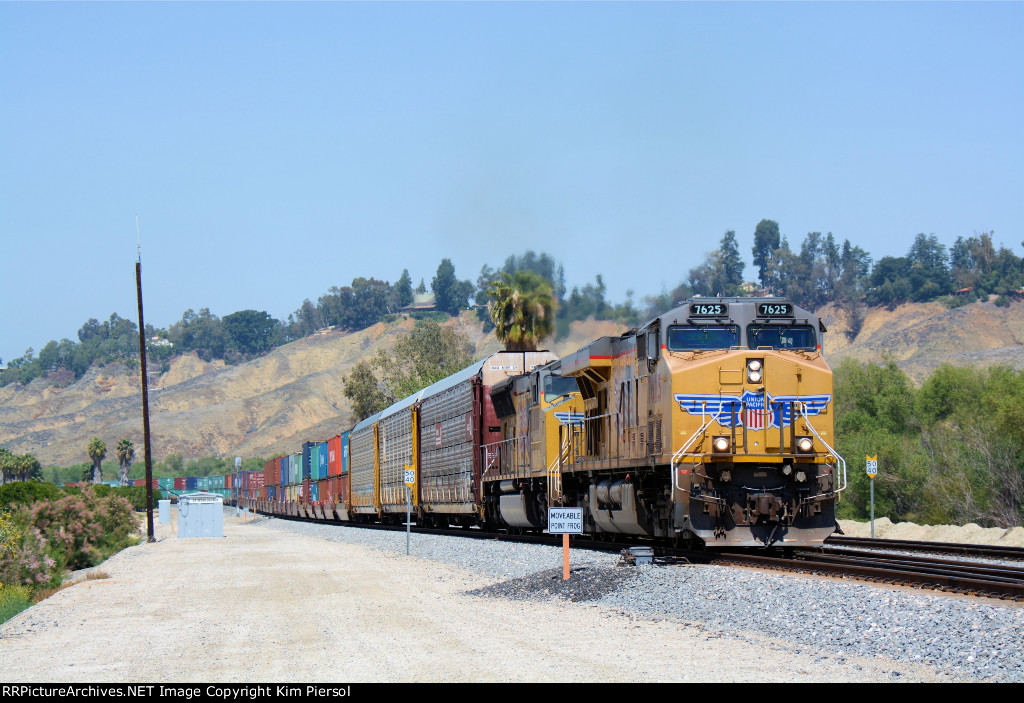 UP 7625 Climbing Beaumont Hill.